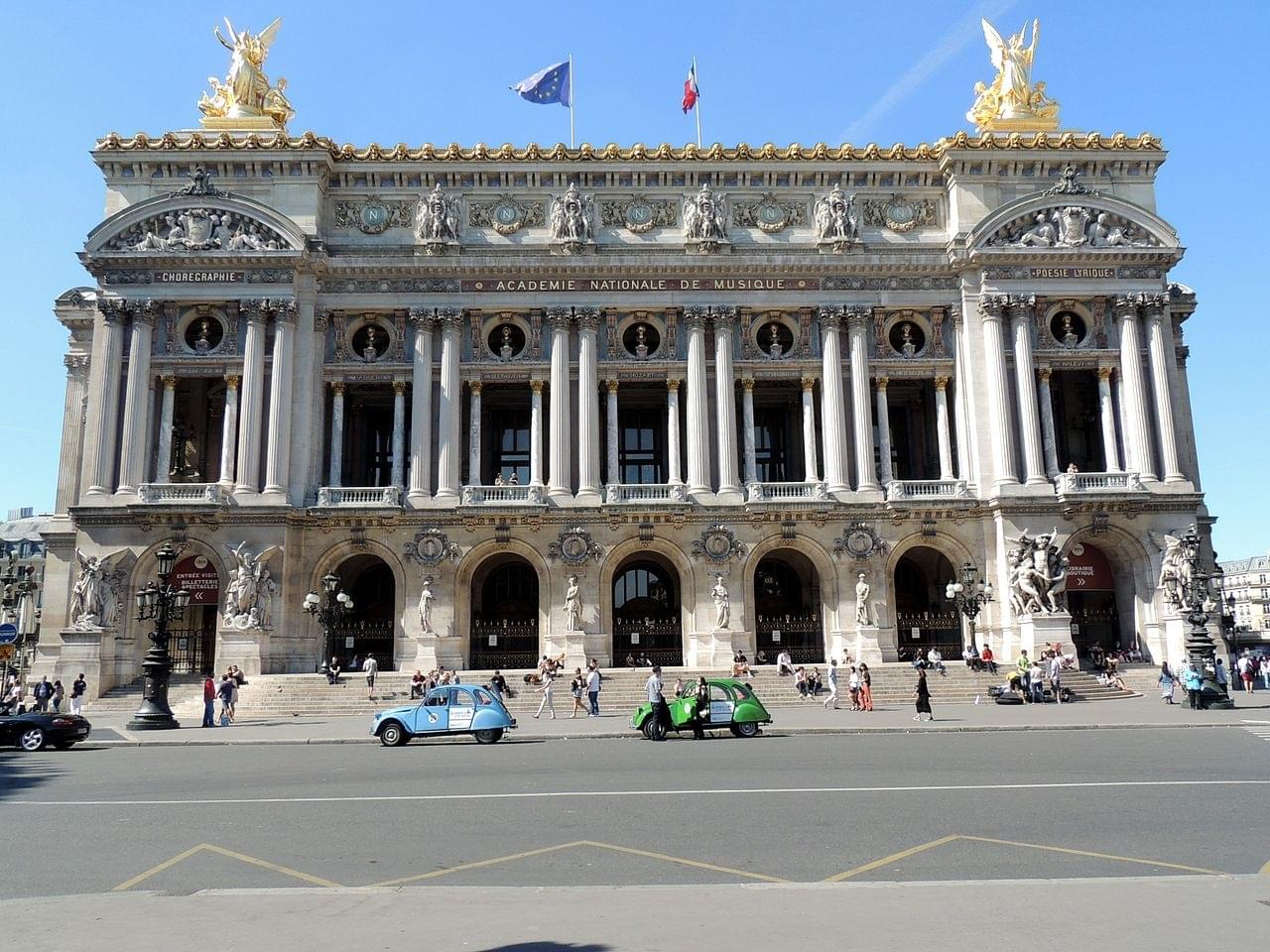 La façade de l’Opéra Garnier de Paris à Paris